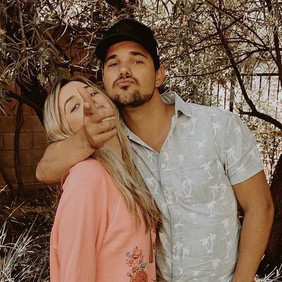 Setahun Bersama, Begini Potret Romantis Taylor Lautner dan Sang Pacar